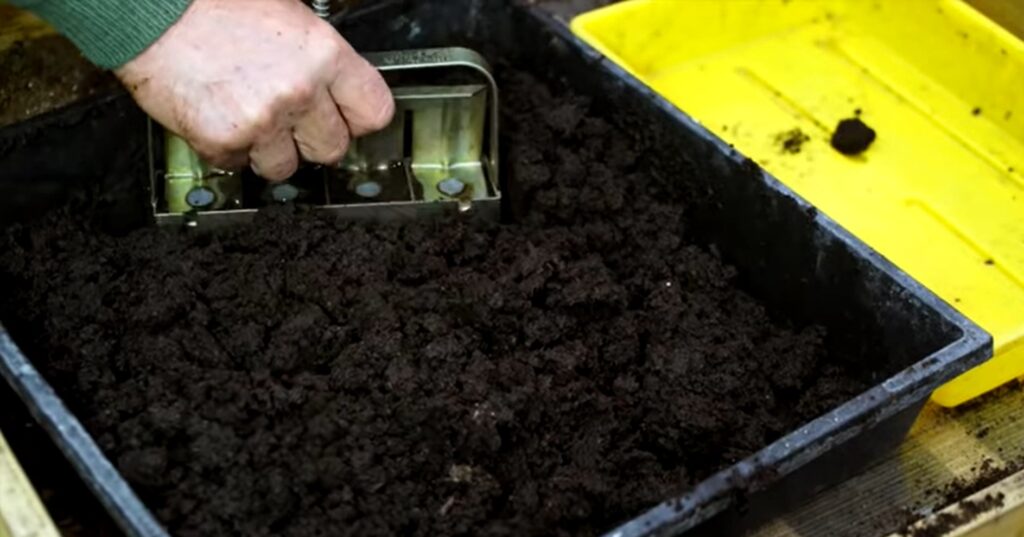 Presse-Mottes : Outil pour Former des Mottes de Terre